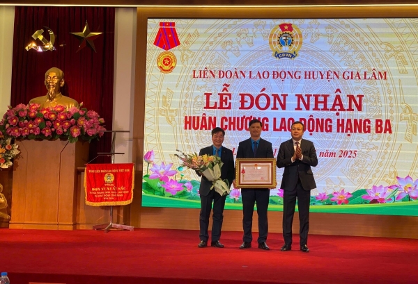Liên đoàn Lao động huyện Gia Lâm vinh dự đón nhận Huân chương Lao động ...