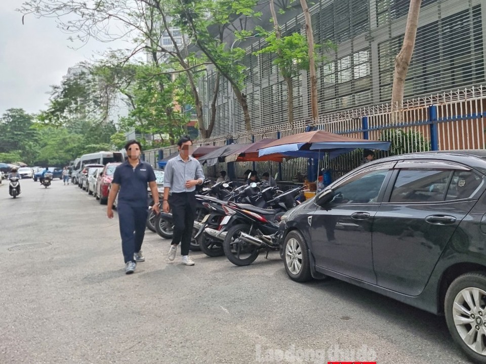 Vỉa hè, lòng đường bị "bóp nghẹt" bởi tình trạng vi phạm trật tự đô thị