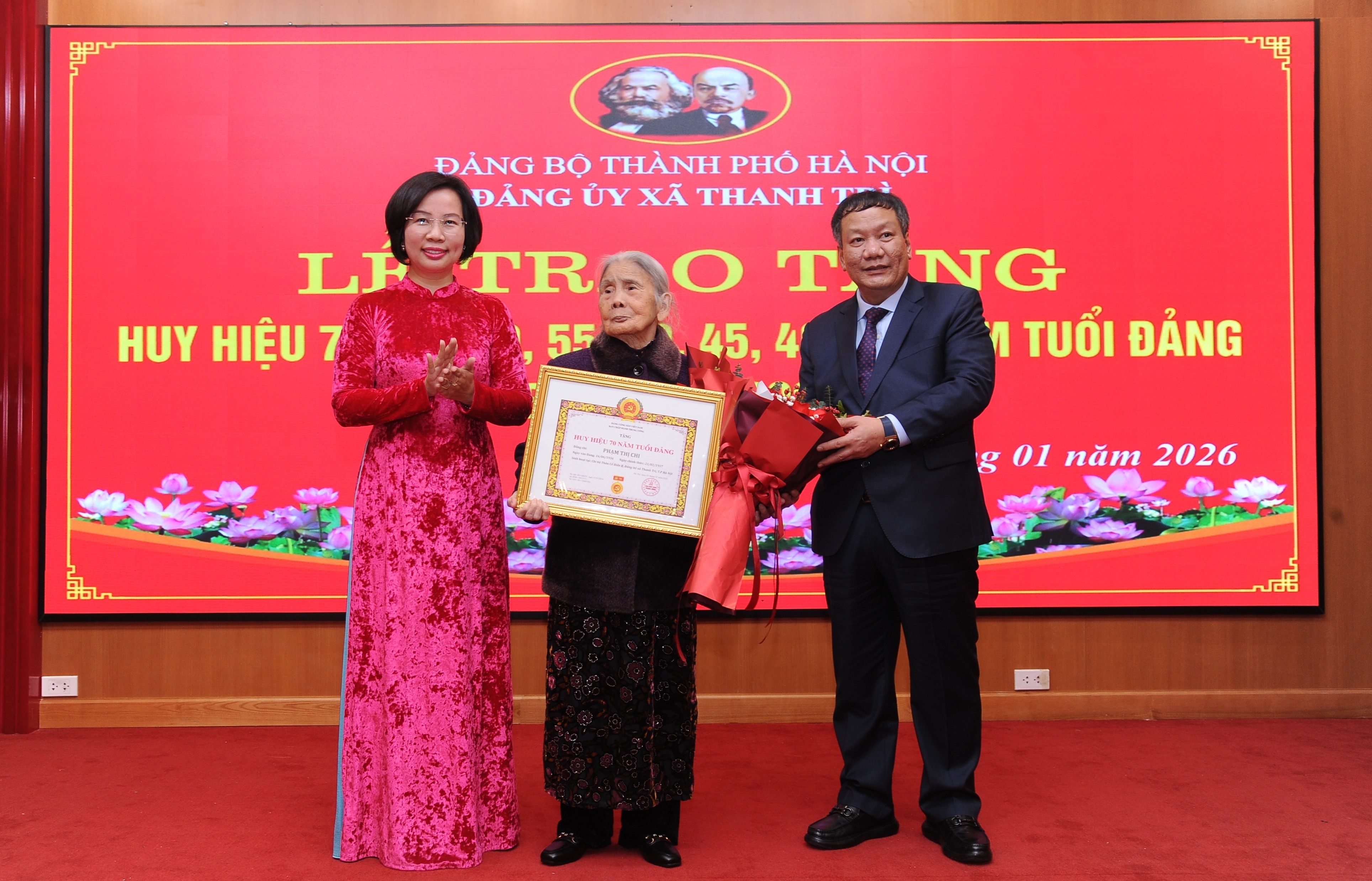 Đảng uỷ xã Thanh Trì trao Huy hiệu Đảng tặng các đồng chí Đảng viên lão ...