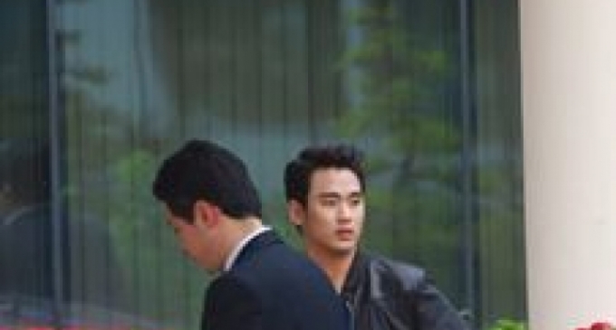 Kim Soo Hyun cúi chào tạm biệt fan Việt thay lời cảm ơn